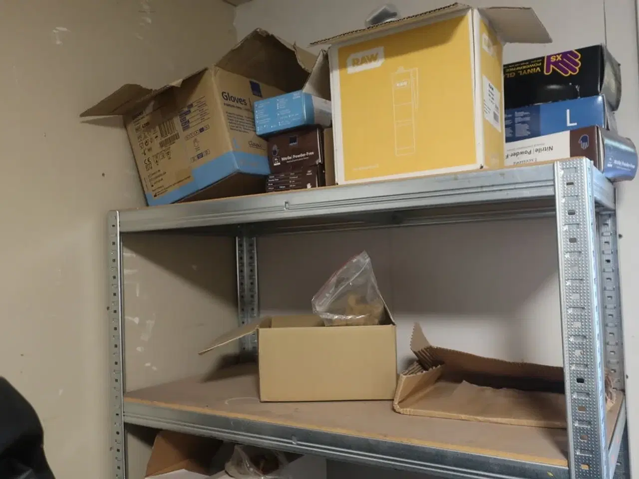 Reol med div. Værktøj, engangshandsker m.m. | Assens - GulogGratis.dk