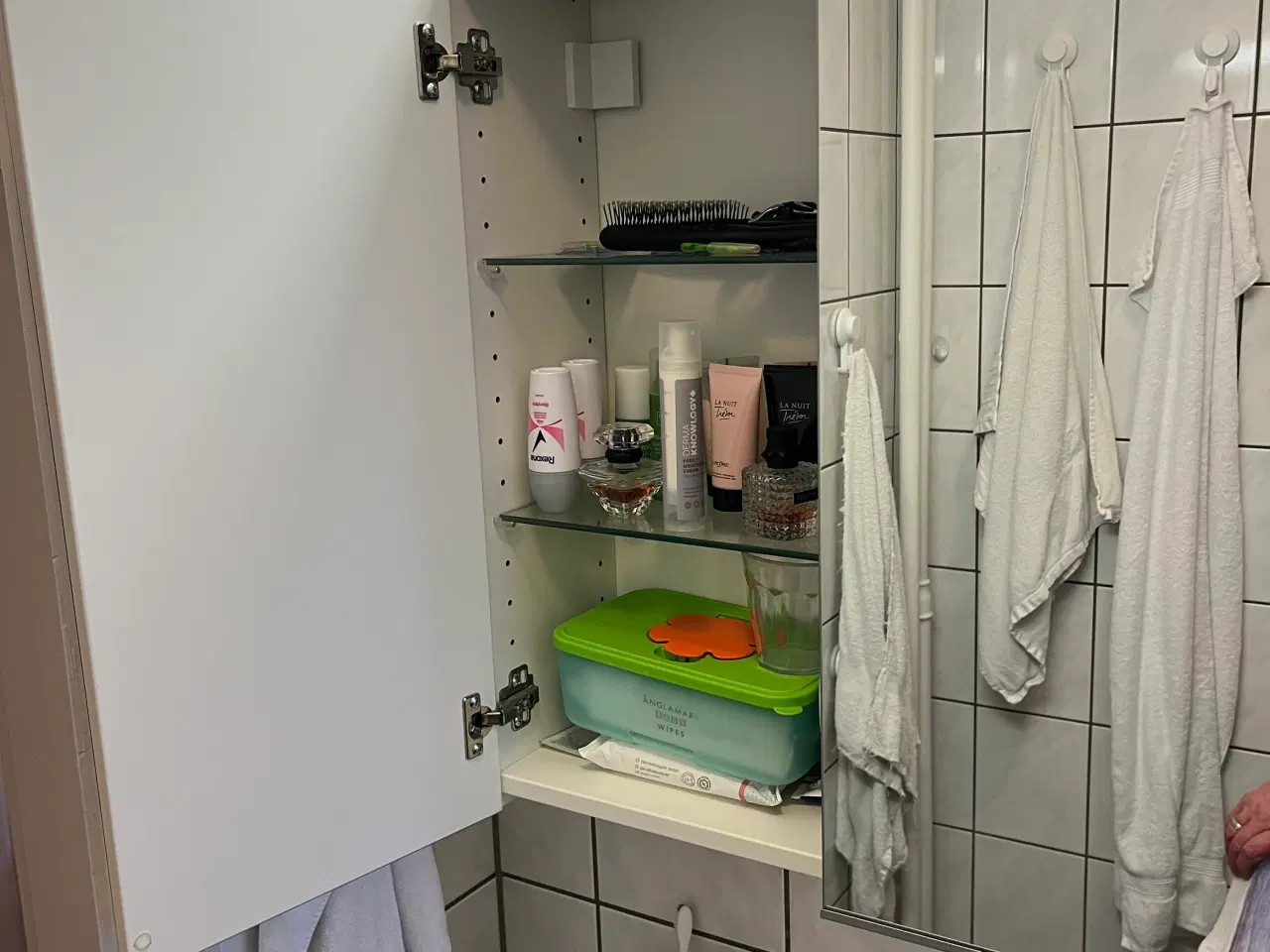 Væghængt skab med spejl | Esbjerg - GulogGratis.dk