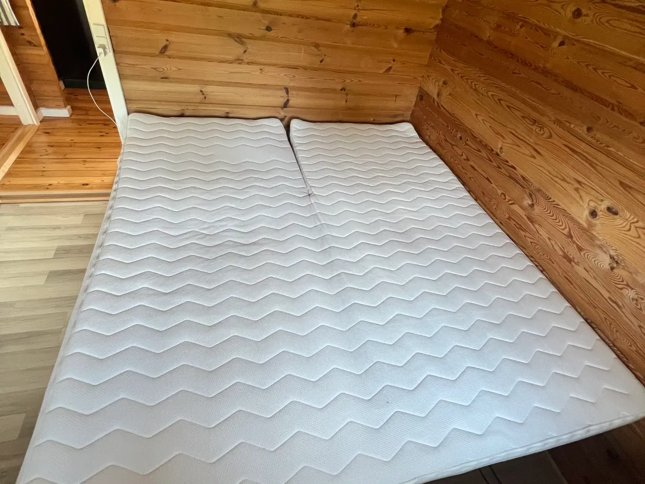 Elevations senge med madras og latex topmadras | Vejby - GulogGratis.dk