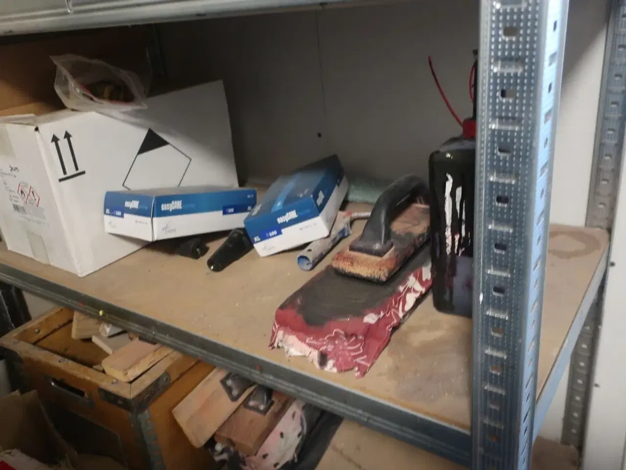 Reol med div. Værktøj, engangshandsker m.m. | Assens - GulogGratis.dk