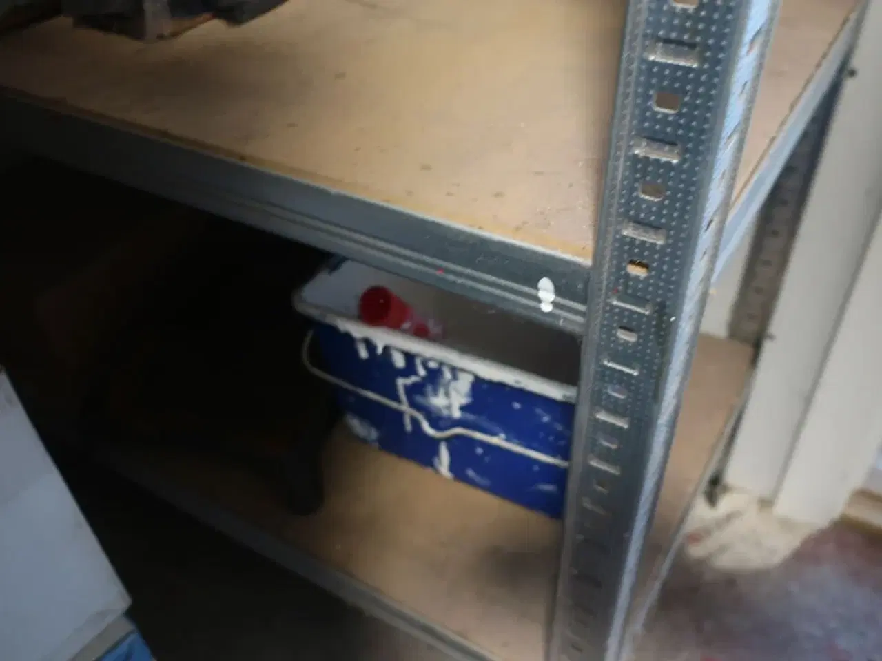 Reol med div. Værktøj, engangshandsker m.m. | Assens - GulogGratis.dk