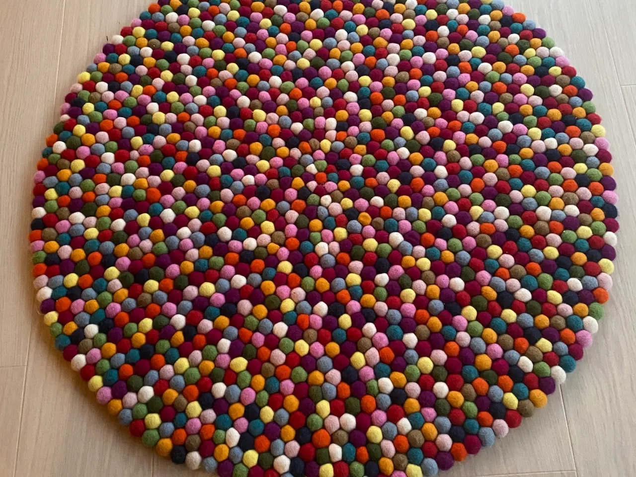 HAY kugletæppe multi colour (Pinocchio) Ø90 cm | Nibe - GulogGratis.dk