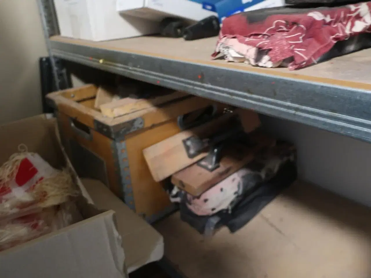 Reol med div. Værktøj, engangshandsker m.m. | Assens - GulogGratis.dk