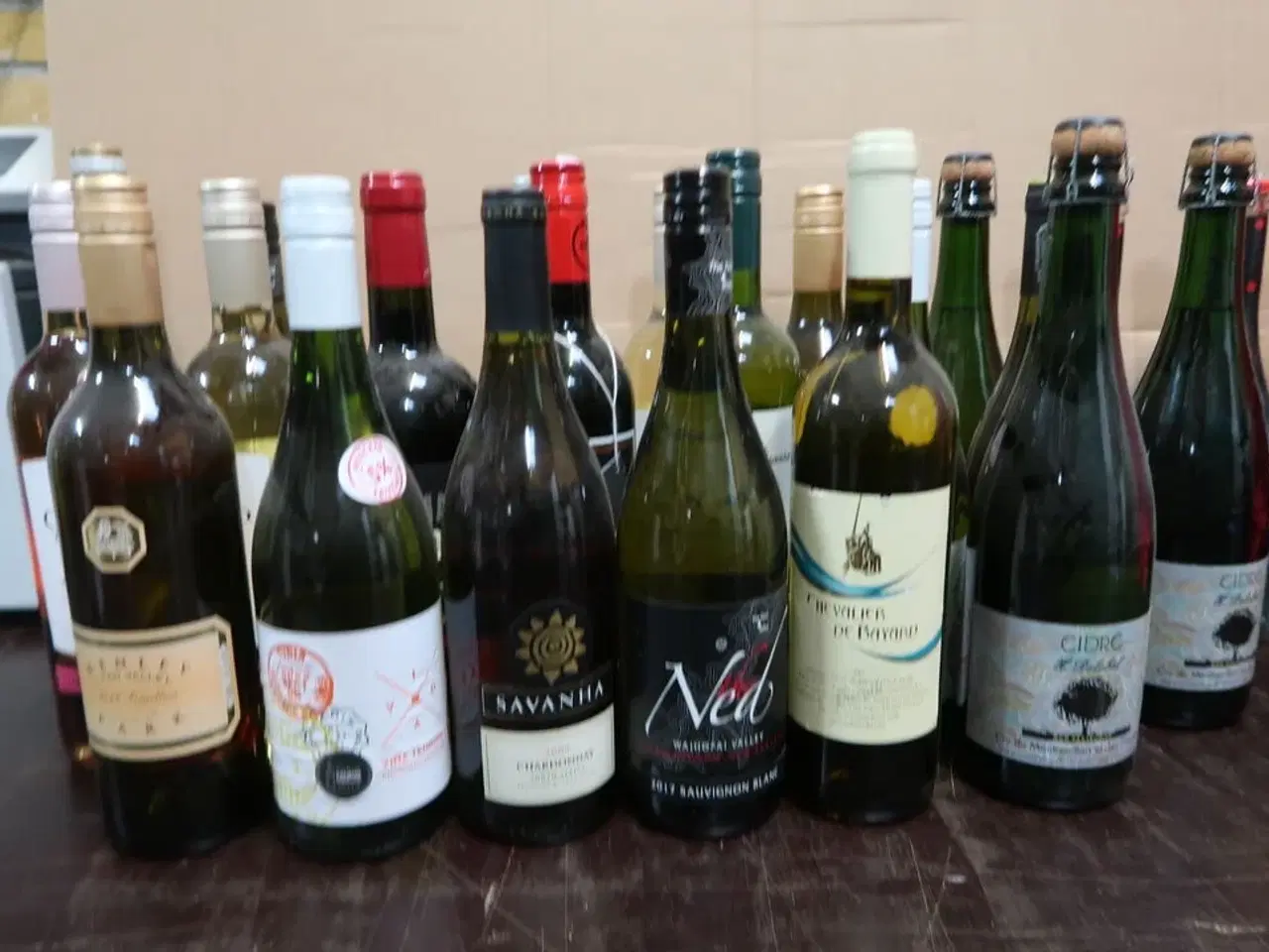 Ca. 65 flasker vin m.m. + Glas & Øl | Viby J - GulogGratis.dk