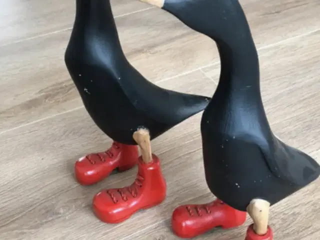 Sorte træ ænder med røde snørre støvler | Middelfart - GulogGratis.dk