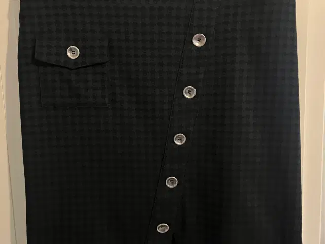 Sød Nederdel med knapper skråt ned foran | Odense SV - GulogGratis.dk