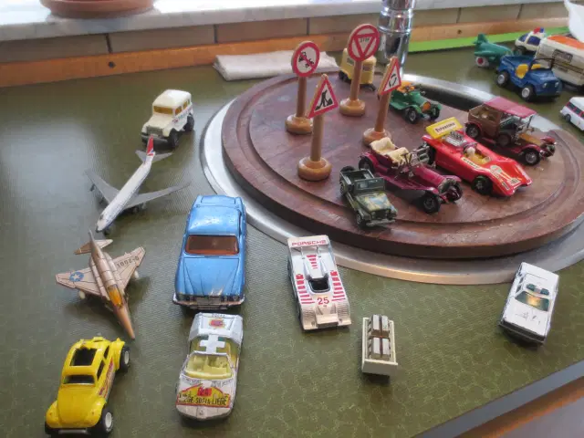 28 stk Forskellige model biler samt 4 vejskilte | Ribe - GulogGratis.dk