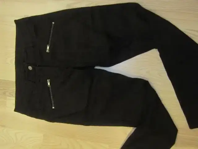 Str. 36, næsten nye bukser fra MONKI | Hornbæk - GulogGratis.dk