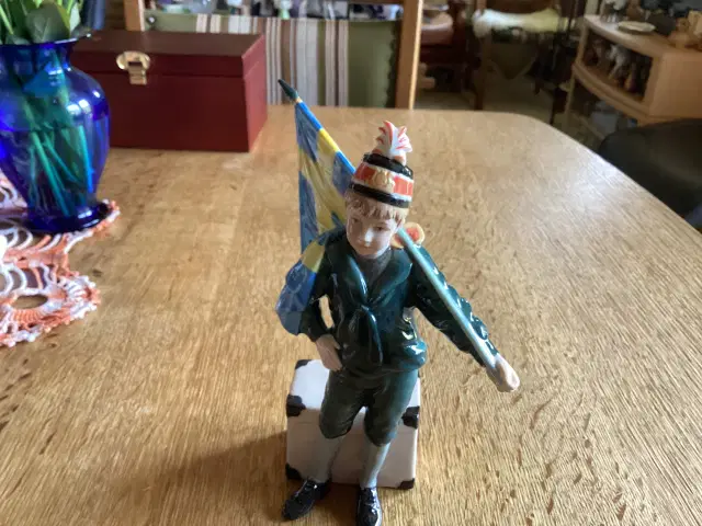 KGL Svensk Dreng m/flag og kuffert | Brenderup Fyn - GulogGratis.dk