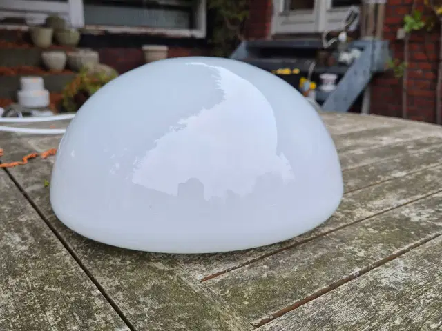 Flot plafond med konveks skærm i opalglas | Viby J - GulogGratis.dk